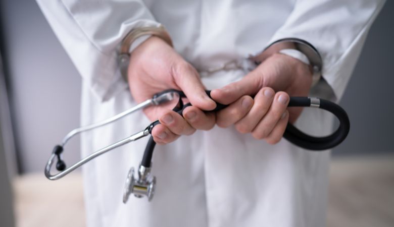 Crimes Médicos: 16 Mais Comuns e Penalidades Aplicadas